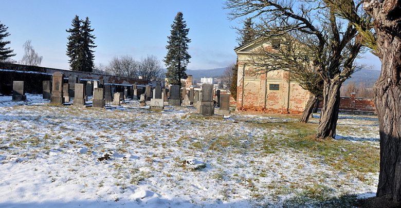 Pamětní deska Julia Loria na židovském hřbitově v Českém Krumlově ...