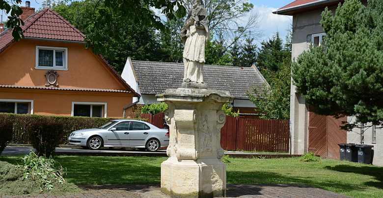 Socha svatého Jana Nepomuckého v centru Polerad – cokolivokoli.cz