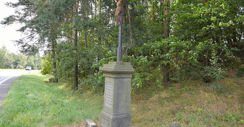 Kříž u silnice 13/E442 na jihovýchodním okraji Svoru – cokolivokoli.cz